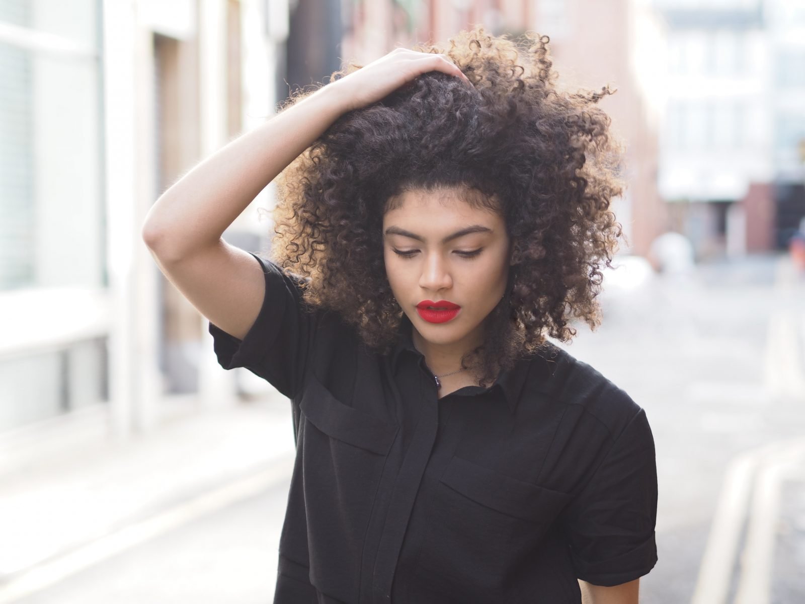 Easy Stylers - Slim Fit Mom Jeans & Converse - SAMIO